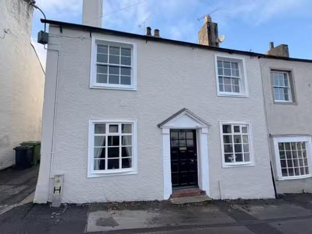 Deal! 1 BA 2 bedroom end of terrace house for rent in Kirkgate.