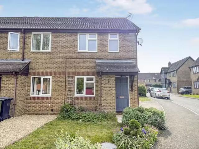 Charming 1 BA 2 bedroom end of terrace house for rent in Impso.