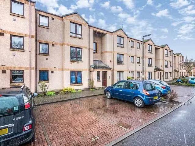 Cozy 1 BA 2 bedroom Flat to rent, Cambrai Court Station Road.