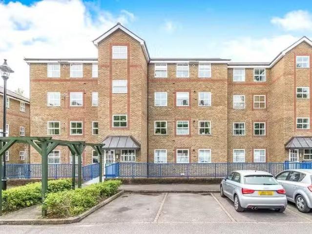 Cheap 1 BA 2 bedroom Flat to rent, River Bank Close, Maidstone.