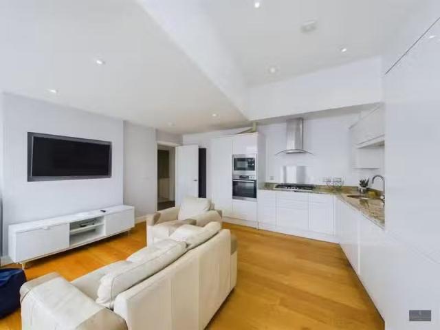 Unique 1 BA 2 bedroom flat for rent in 17 Bartholomew Street E.