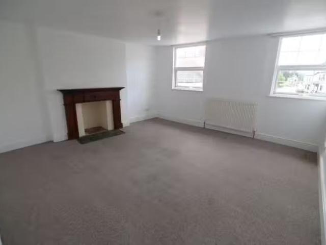 Just in! 1 BA 2 bedroom flat for rent in The Square, Uffculme.