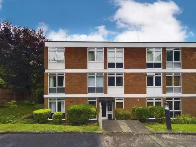 Cheap 1 BA 2 bedroom flat for rent in The Pines, Purley, CR8