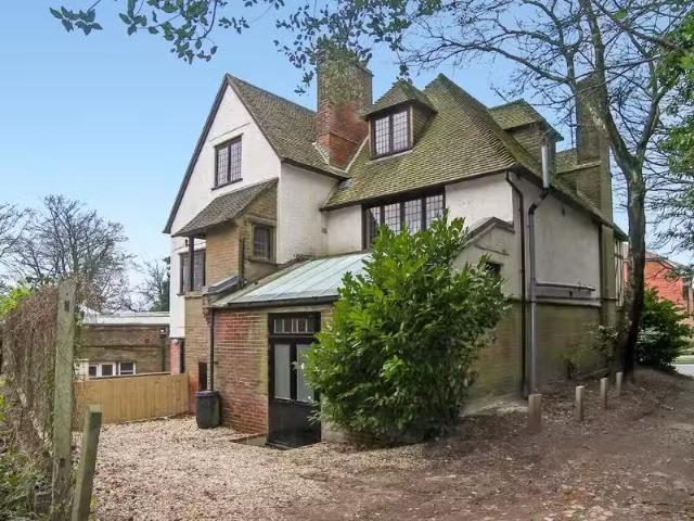 Just in! 1 BA 2 bedroom flat for rent in Tilford Road, Hindhea.