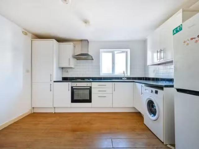 Cheap 1 BA 2 bedroom flat for rent in Woking, Surrey, Woking.