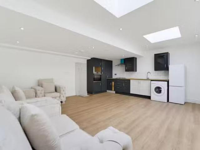Deal! 1 BA 2 bedroom flat for rent in Admiral Rodney House Chu.