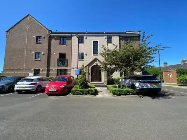 Rental! 1 BA 2 bedroom flat for rent in Balbirnie Place, Roseb.