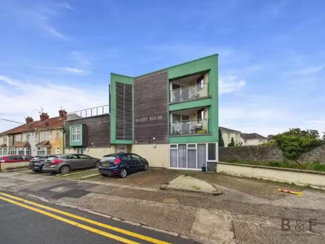 Rental! 1 BA 2 bedroom flat for rent in Barry House, Mangotsfi.