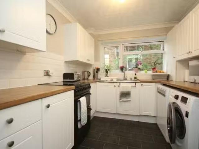 Rental! 1 BA 2 bedroom flat for rent in Bournemouth Road, Pool.