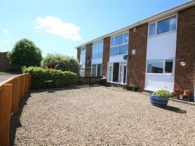Nice 1 BA 2 bedroom flat for rent in Bowmont Walk, Chester Le.
