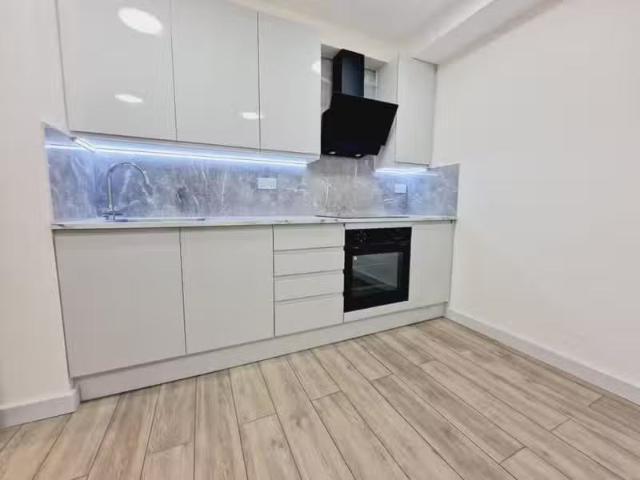 Cheap 1 BA 2 bedroom flat for rent in Chatsworth Road, Clapton.