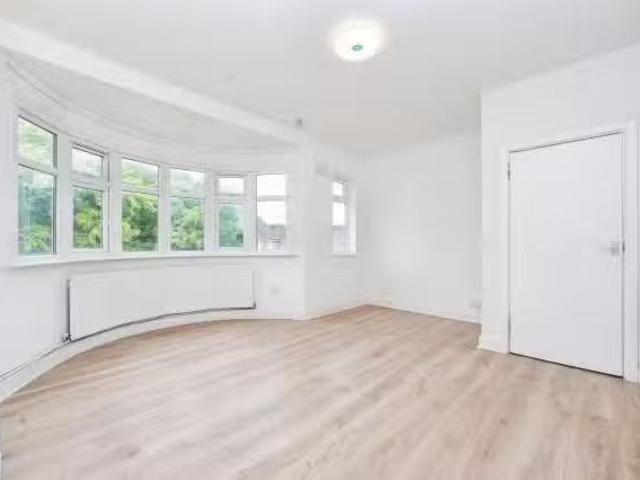 Charming 1 BA 2 bedroom flat for rent in Christchurch Avenue.