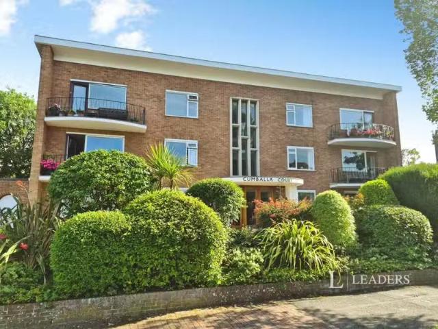 Rental! 1 BA 2 bedroom flat for rent in Cumballa Court, 9 St J.