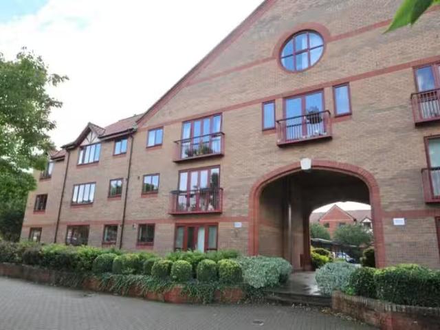 Unique 1 BA 2 bedroom flat for rent in Cumberland Close, Brist.