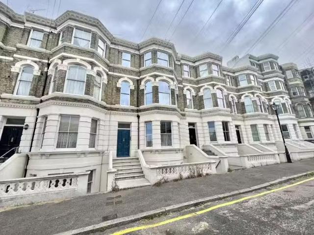 Charming 1 BA 2 bedroom flat for rent in Dalby Square, Margate.