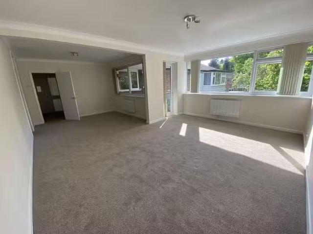 New 1 BA 2 bedroom flat for rent in De Montfort Court, High St.