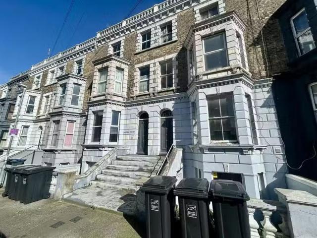 Just in! 1 BA 2 bedroom flat for rent in Edgar Road, Cliftonvi.