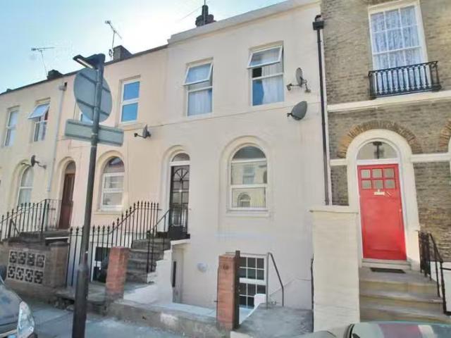 Charming 1 BA 2 bedroom flat for rent in Edwin Street, Gravese.