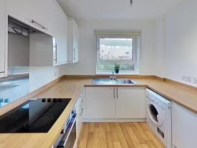 Charming 1 BA 2 bedroom flat for rent in Firrhill Loan, Edinbu.