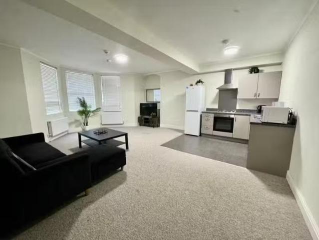 Cozy 1 BA 2 bedroom flat for rent in First Avenue, Hove, BN3
