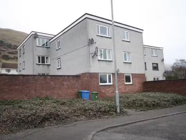 Deal! 1 BA 2 bedroom flat for rent in Frederick Street, Tillic.