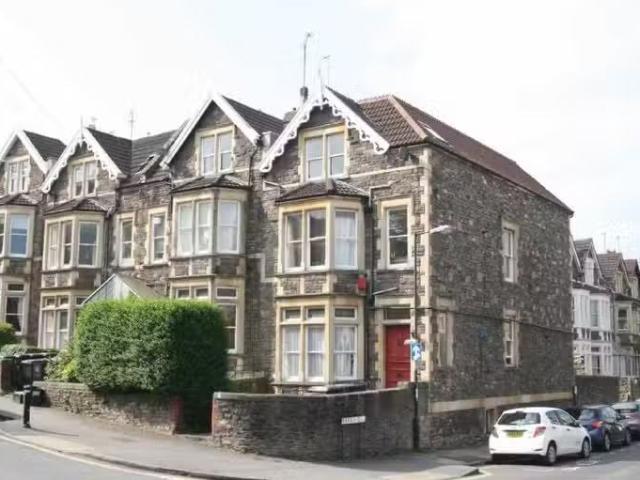 Cheap 1 BA 2 bedroom flat for rent in Hampton Road Redland.