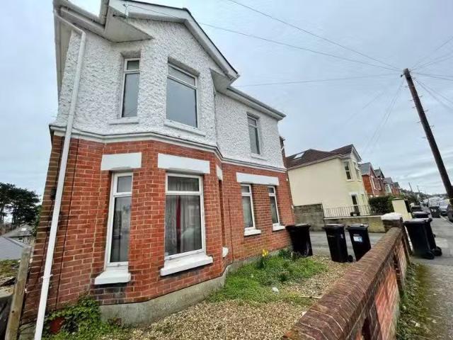 Cheap 1 BA 2 bedroom flat for rent in Hankinson Road, Charmins.