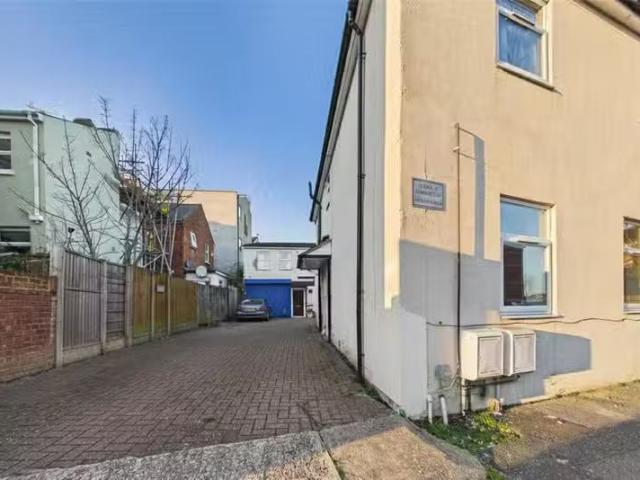 Just in! 1 BA 2 bedroom flat for rent in Halimote Road, Alders.