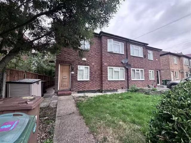 Unique 1 BA 2 bedroom flat for rent in Heathcote Grove, London.