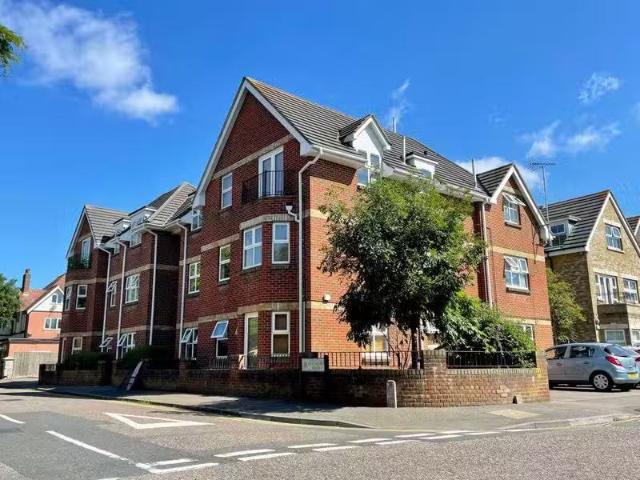 For Rent! 1 BA 2 bedroom flat for rent in Heathcote Road, Bosc.