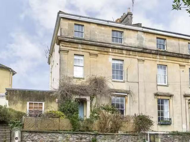 Just in! 1 BA 2 bedroom flat for rent in Kensington Villas, Cl.