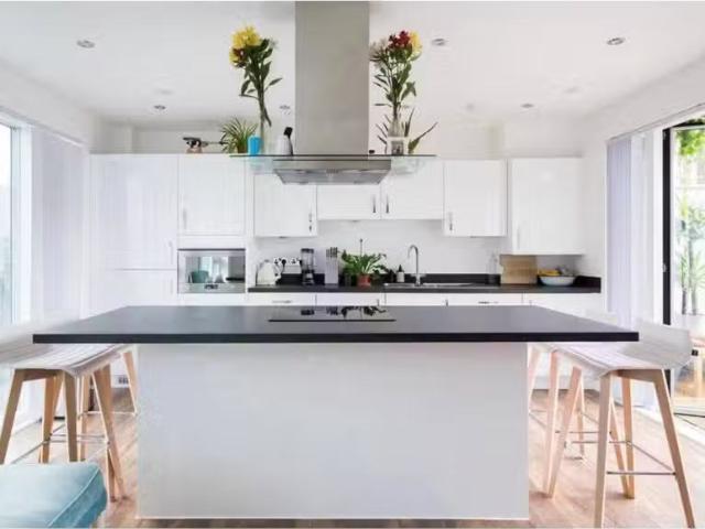 For Rent! 1 BA 2 bedroom flat for rent in London Lane, London.