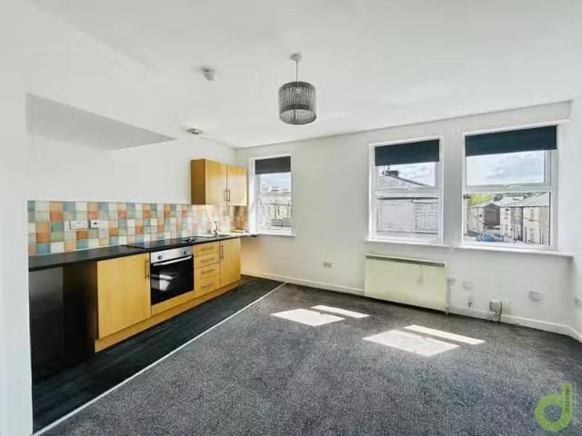 Rental! 1 BA 2 bedroom flat for rent in Lyndhurst Road, Burnle.