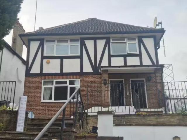 Unique 1 BA 2 bedroom flat for rent in Lyonsdown Road, New Bar.