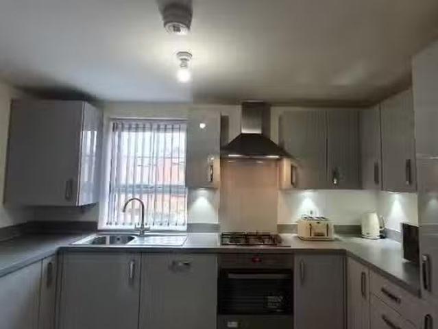 Just in! 1 BA 2 bedroom flat for rent in Mistle Court, Tile Hi.