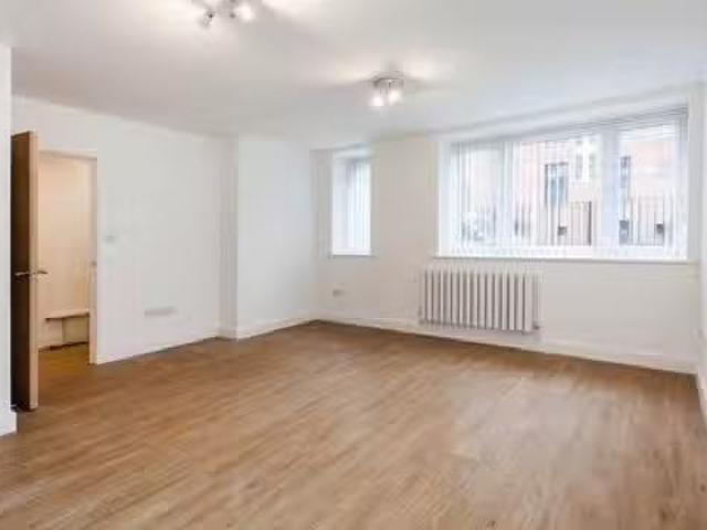 Charming 1 BA 2 bedroom flat for rent in Myddelton Street, Lon.