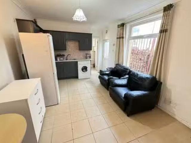 Cheap 1 BA 2 bedroom flat for rent in North Road Cardiff, CF10