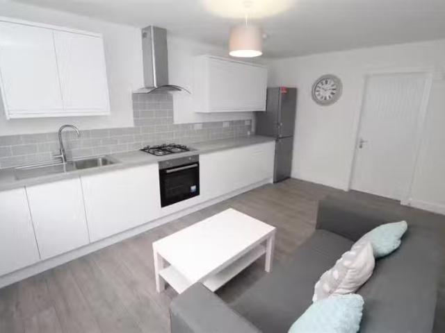 Cheap 1 BA 2 bedroom flat for rent in Parkfield Place, Cardiff.