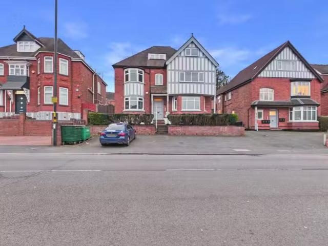 Nice 1 BA 2 bedroom flat for rent in Portland Road, Birmingham.
