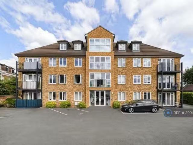 Rental! 1 BA 2 bedroom flat for rent in Portsmouth Road, Cobha.