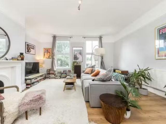 Cozy 1 BA 2 bedroom flat for rent in Queens Road, Weybridge, K.
