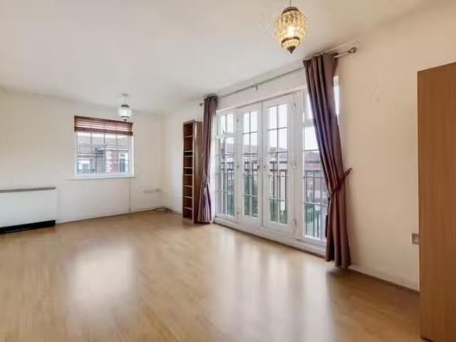Cozy 1 BA 2 bedroom flat for rent in Queensberry Place, E12