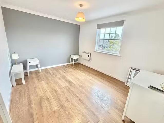 Nice 1 BA 2 bedroom flat for rent in Queensberry Place, Manor.
