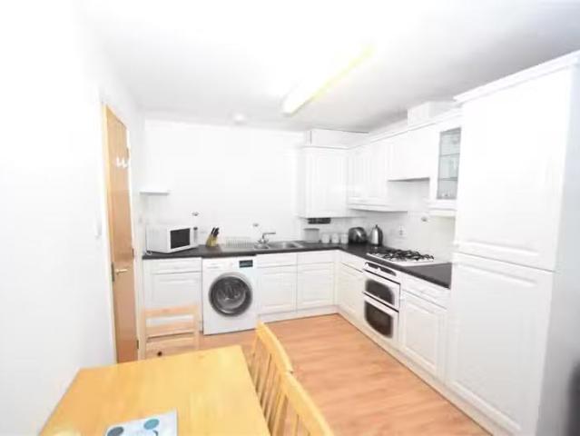 For Rent! 1 BA 2 bedroom flat for rent in Riverside Drive, Cit.