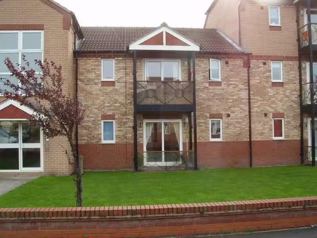Rental! 1 BA 2 bedroom flat for rent in Roundhill Court, Lakes.