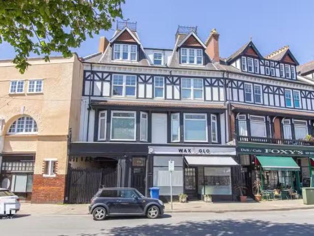 Cozy 1 BA 2 bedroom flat for rent in Royal Buildings, Penarth.