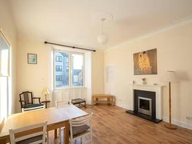 Cozy 1 BA 2 bedroom flat for rent in Saughton Avenue, Edinburg.