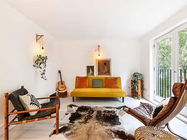 Charming 1 BA 2 bedroom flat for rent in St Matthew's Row, Lon.