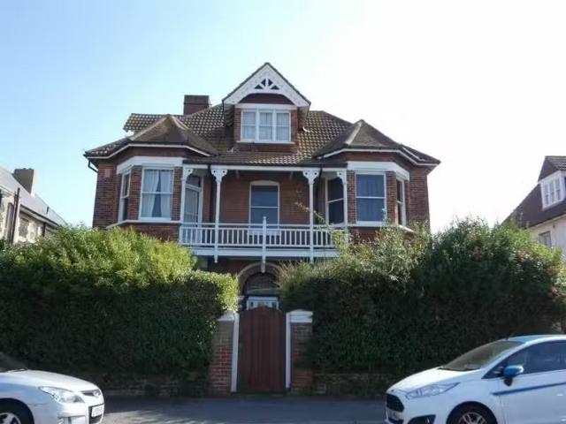 For Rent! 1 BA 2 bedroom flat for rent in St Mildreds Road, We.