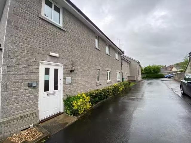 Rental! 1 BA 2 bedroom flat for rent in Strode Road, Street, B.